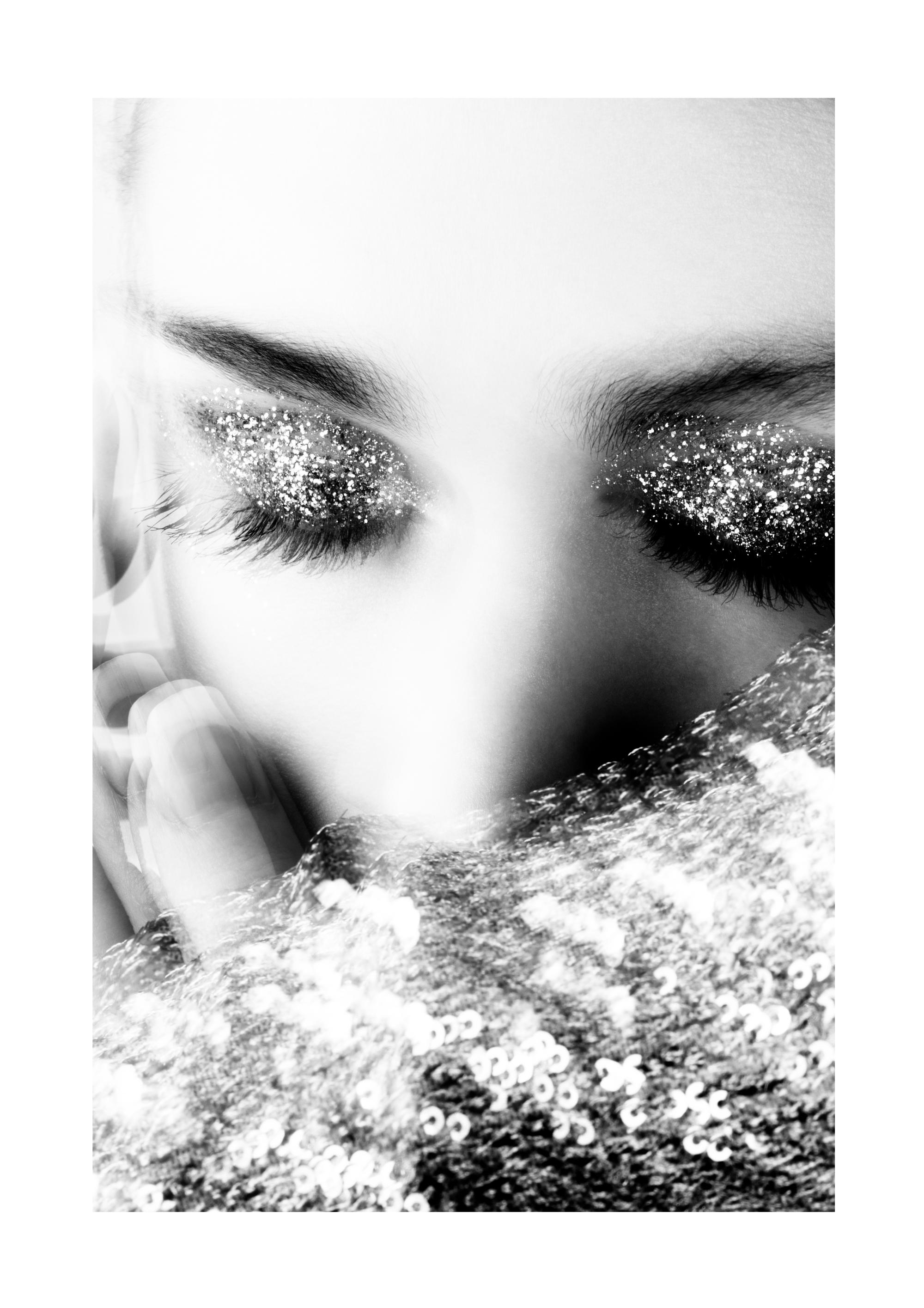 Glitter Eyeshadow No2 Poster - Zwart-witte oogschaduw - desenio.nl