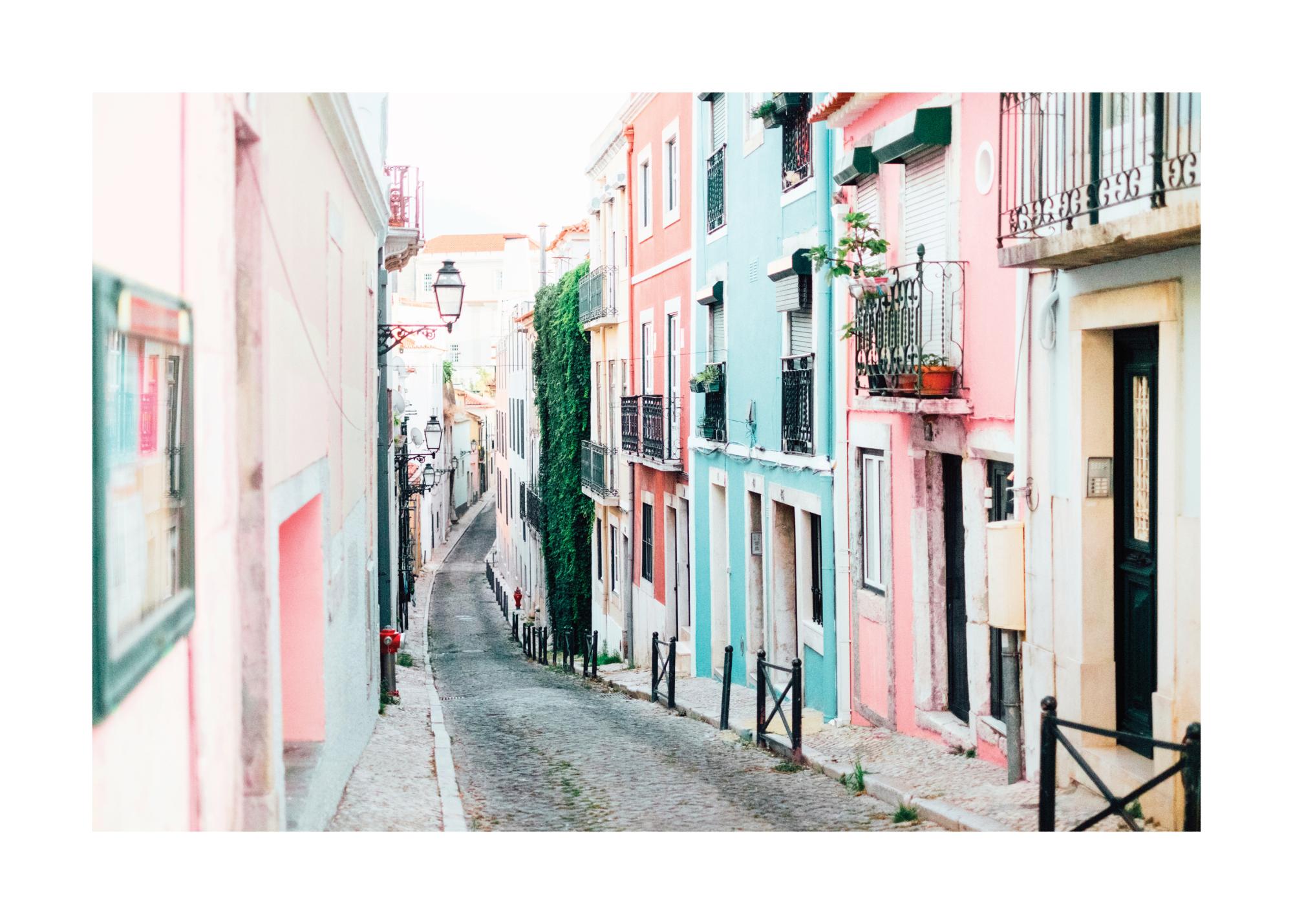 Affiche Lisbon Pastel Street – Photo artistique de rue colorée