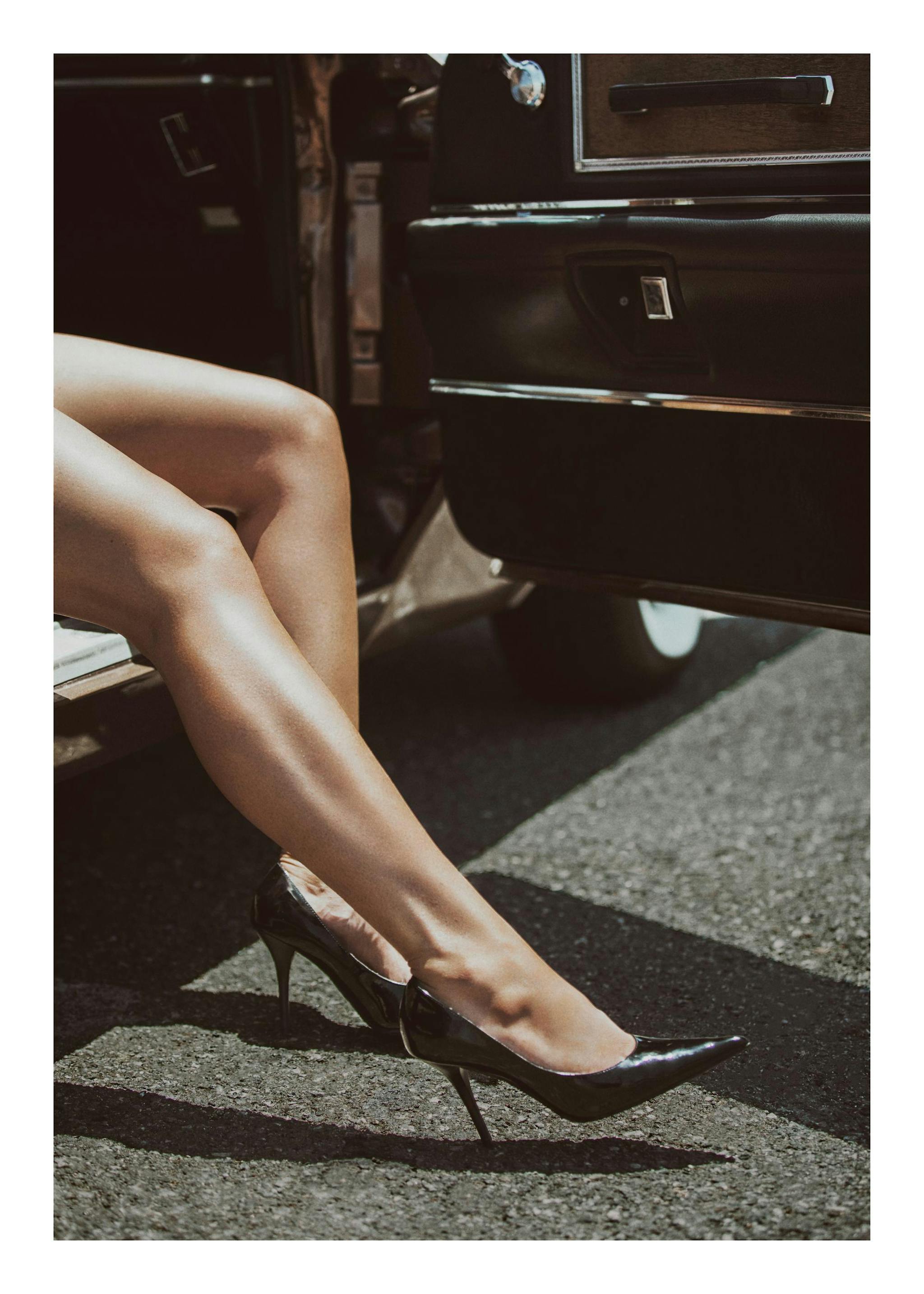 Female Fragment Poster – Modernes Fotoposter einer Frau in Beige und ...