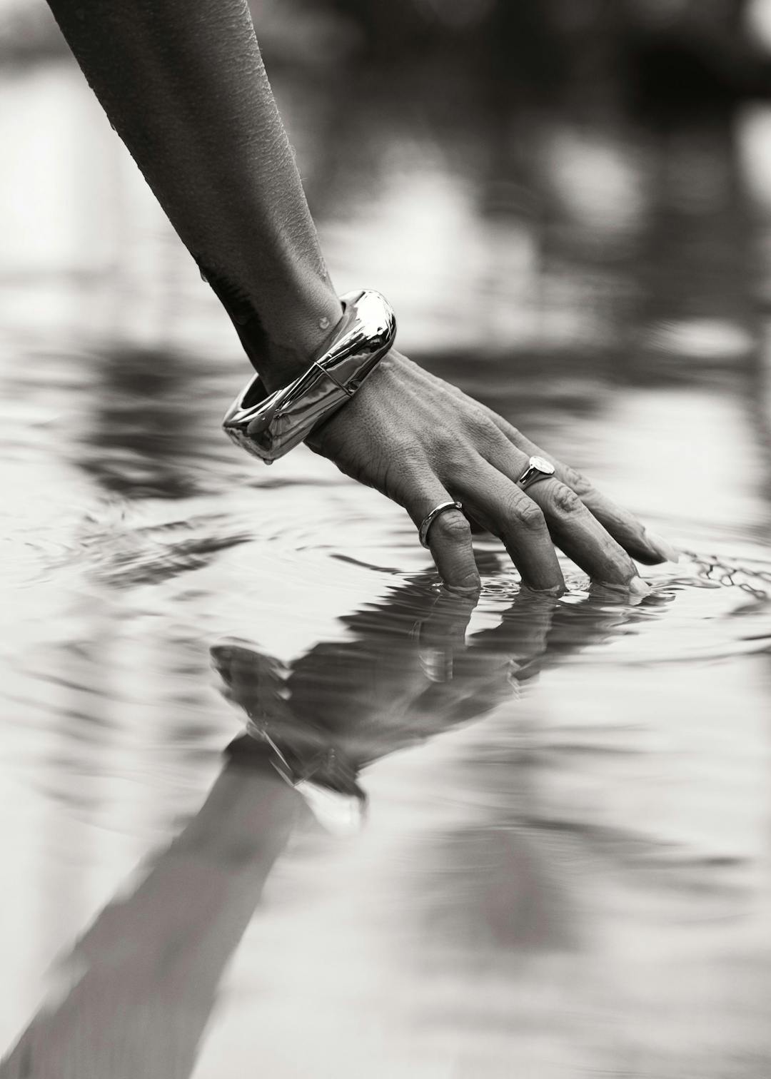 Female Fragment Poster – Modernes Fotoposter einer Frau in Beige und ...