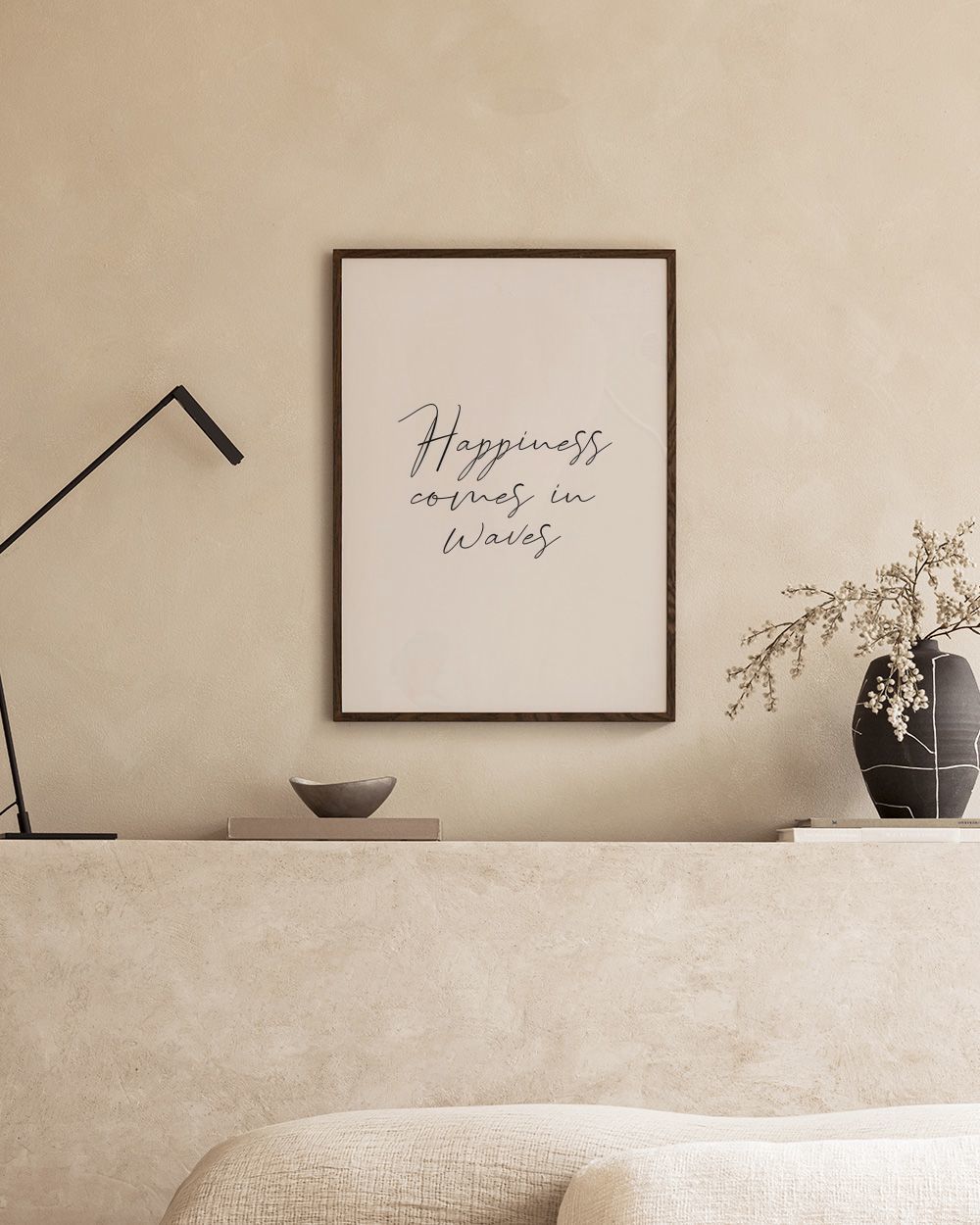 Affiche typographique beige Happiness Comes in Waves – Citation inspirante