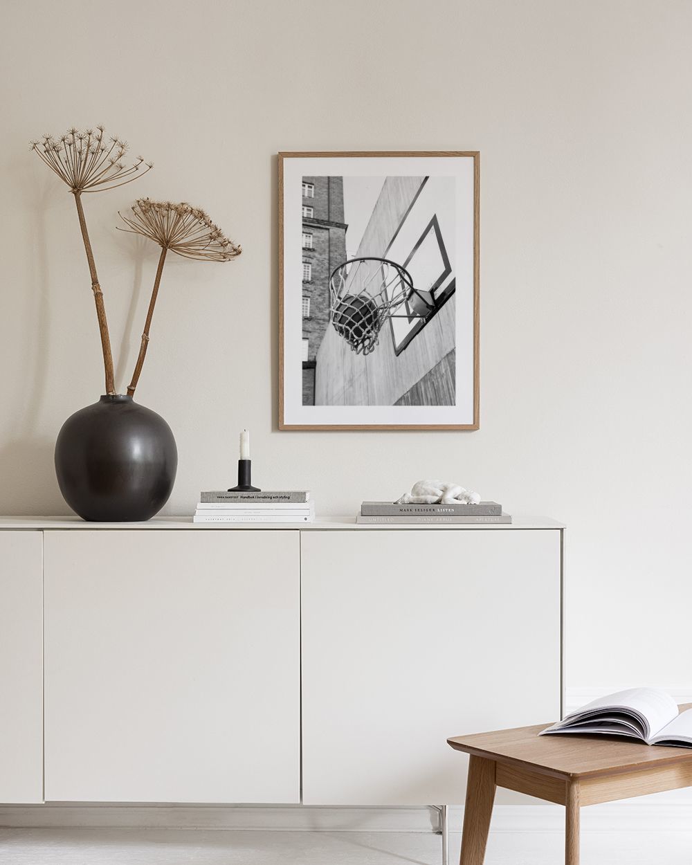 Basketball Score Poster – Sportig fotoposter i gråskala | Desenio