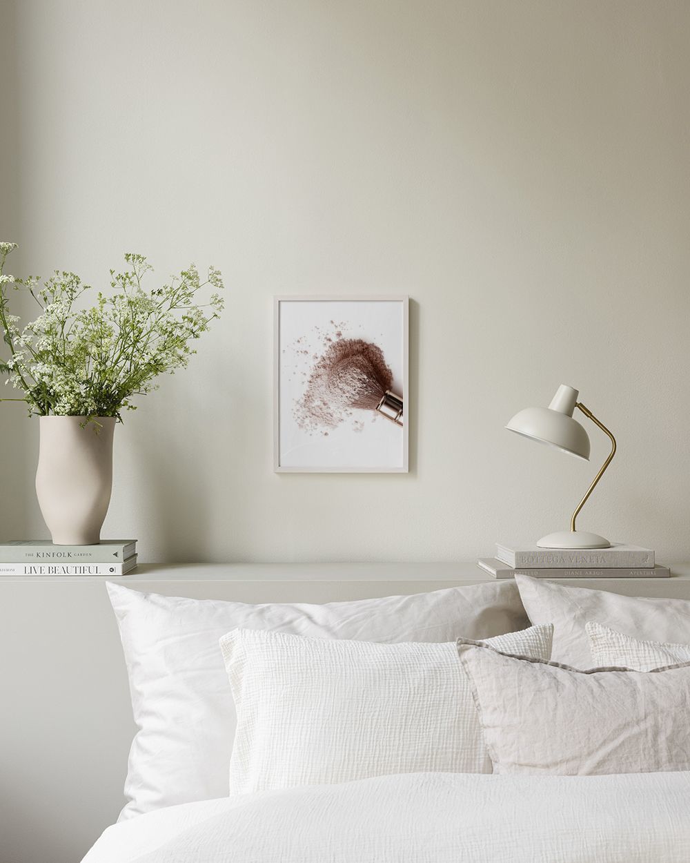 Blush Poster - Arte de Maquillaje Elegante | Desenio US