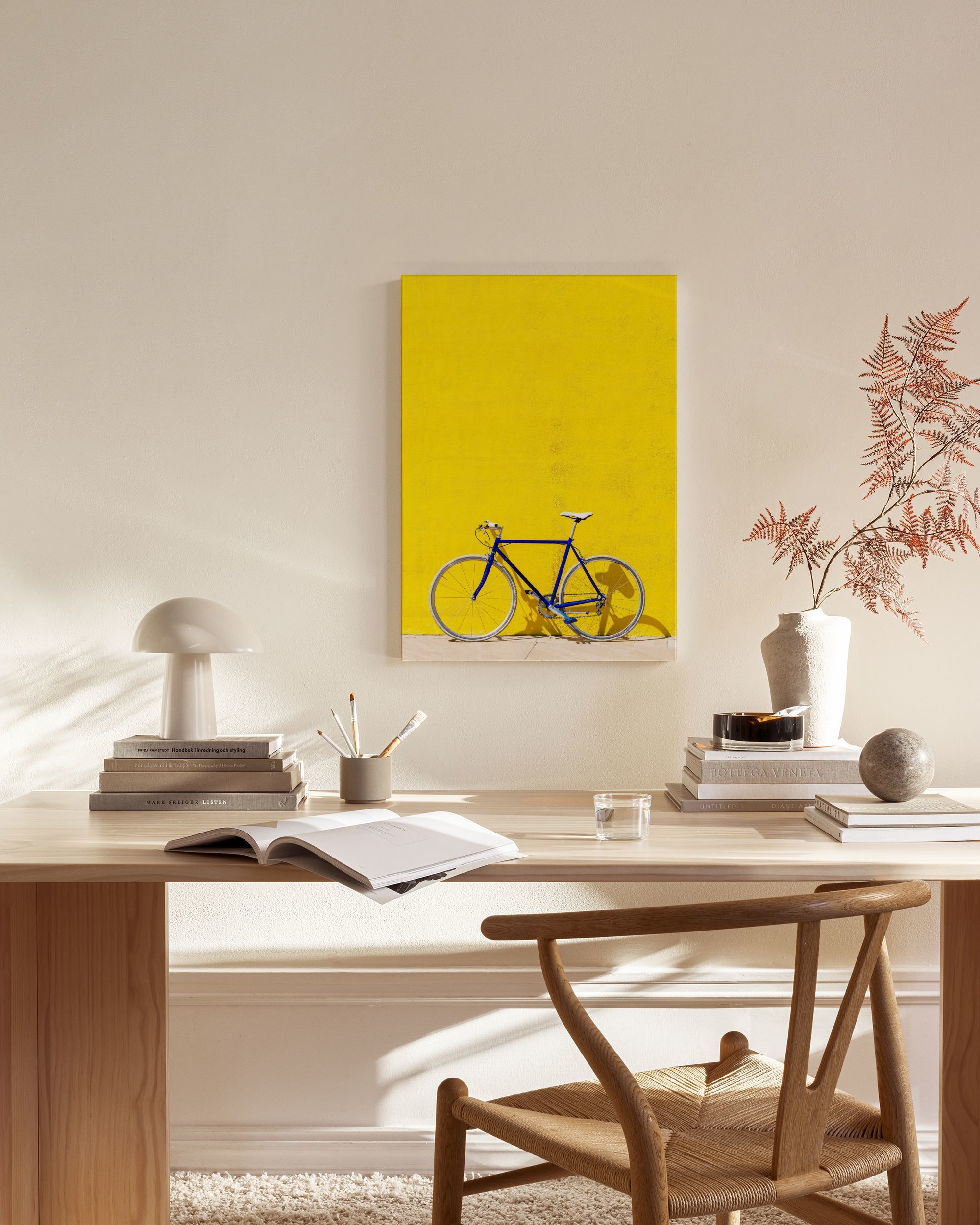 Yellow Bike Canvas – Moderne Fiets op Gele Muur | Desenio.nl