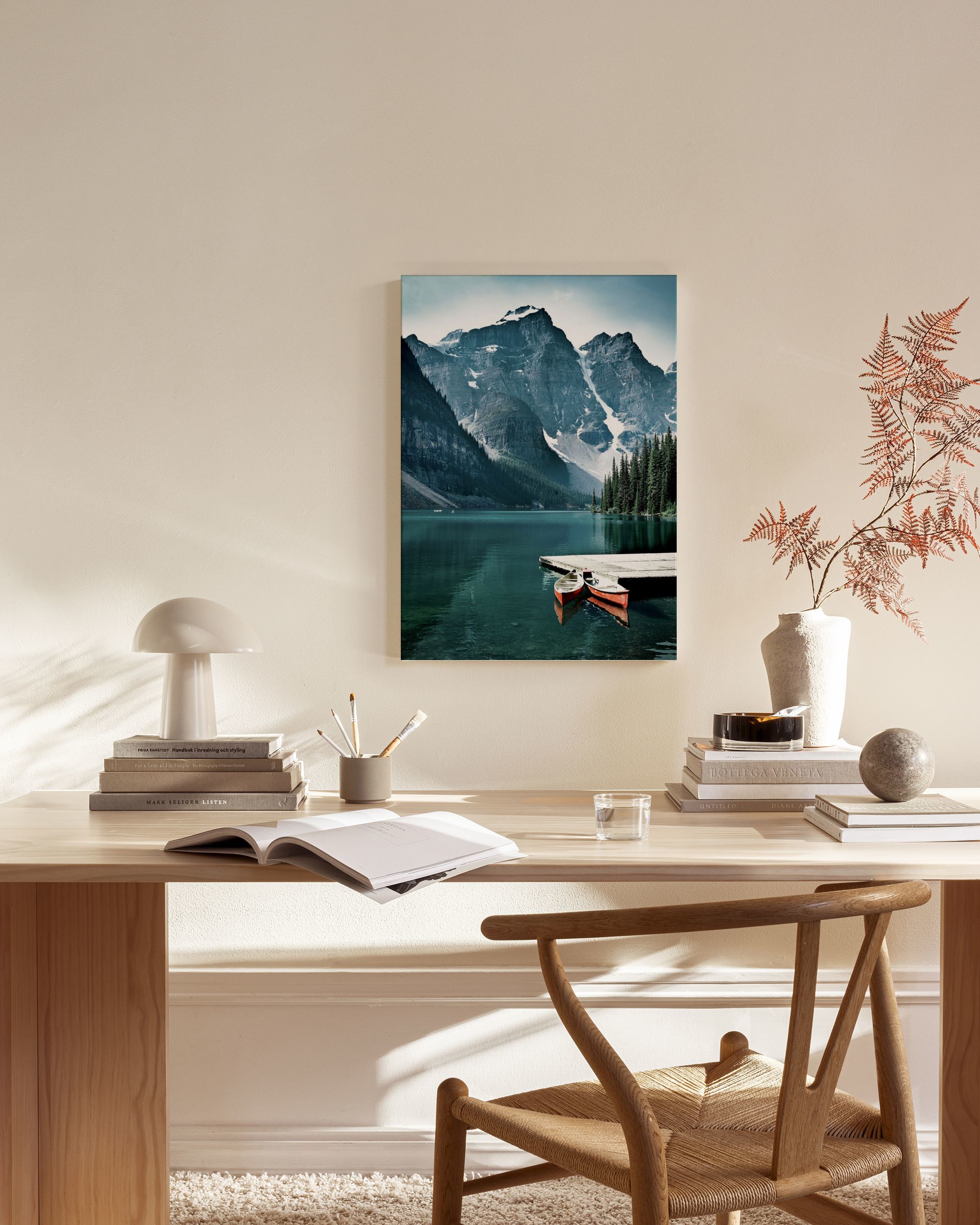 Two Canoes lærred – Naturmotiv med sø og bjerge | Desenio