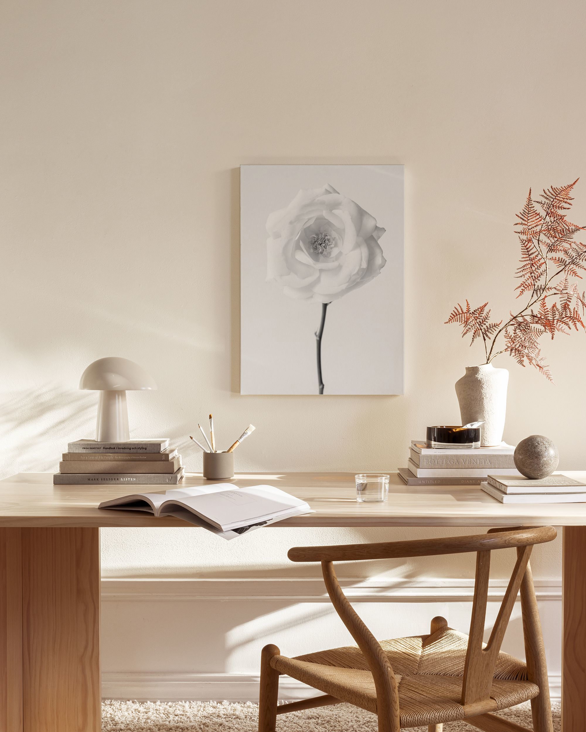 Stillleben Rose No1 – Leinwandbild in Schwarz-Weiß | Desenio